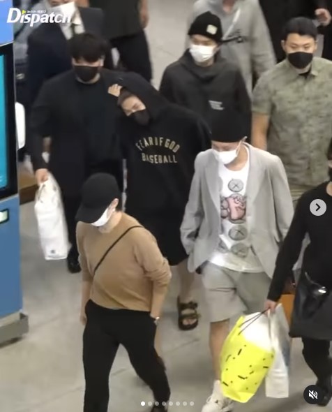 BTS J-HOPE-ホソク-着用 KAWS-カウズ-×コムデギャルソンシャツ 限定Tシャツ-A-